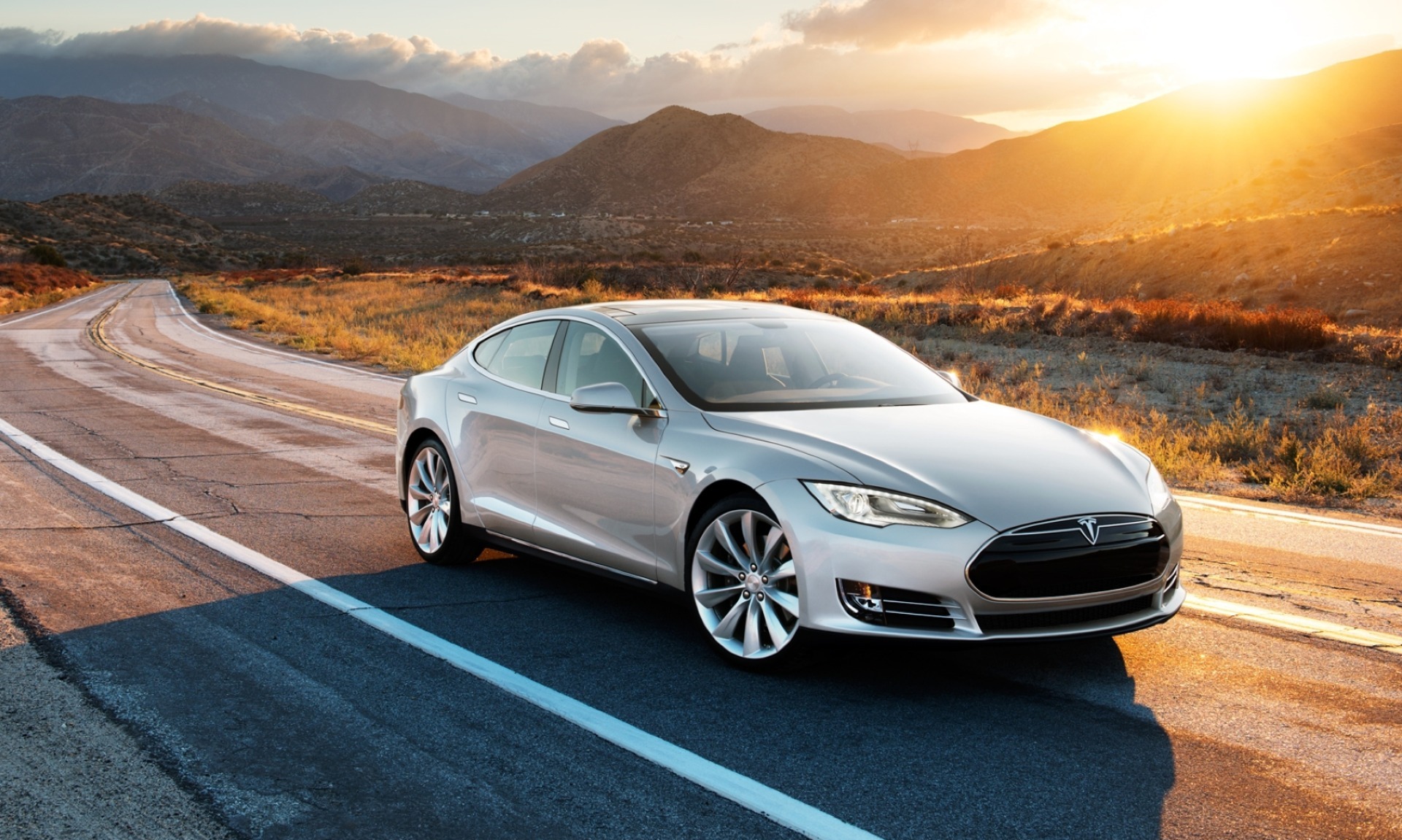 Tesla Kuntit BMW Di Penjualan Mobil Mewah