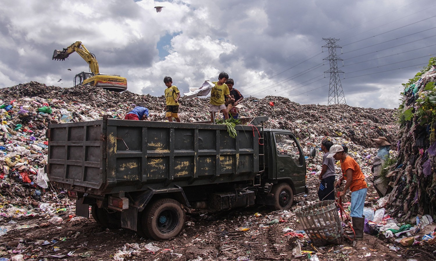 Sehari, Produksi Sampah Indonesia Setara 5 Candi Borobudur