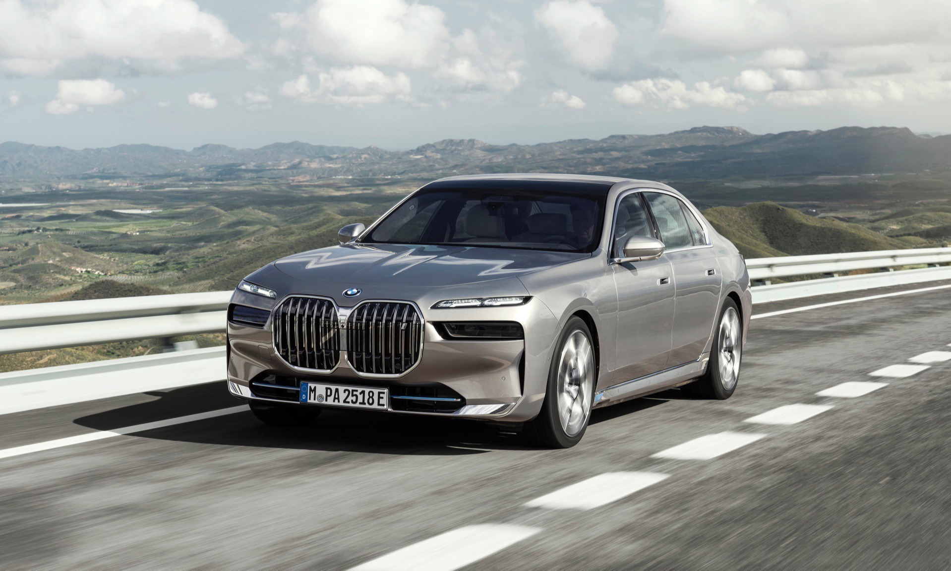 BMW Luncurkan Mobil Listrik Pertama Dari Seri Sedan Termewah