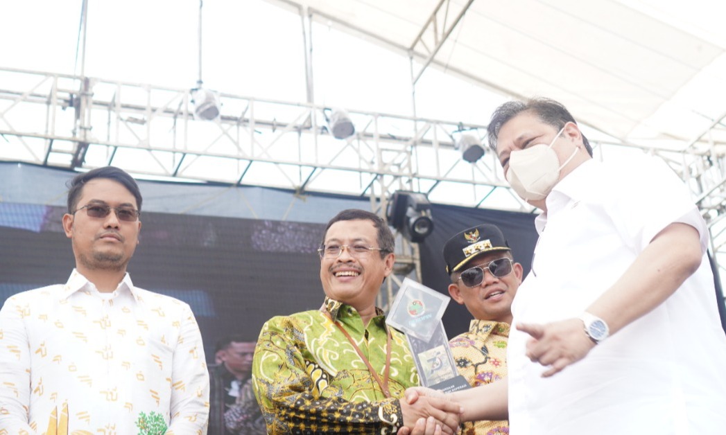 Dirut IP Diganjar Penghargaan Tokoh Penggerak Koperasi Utama