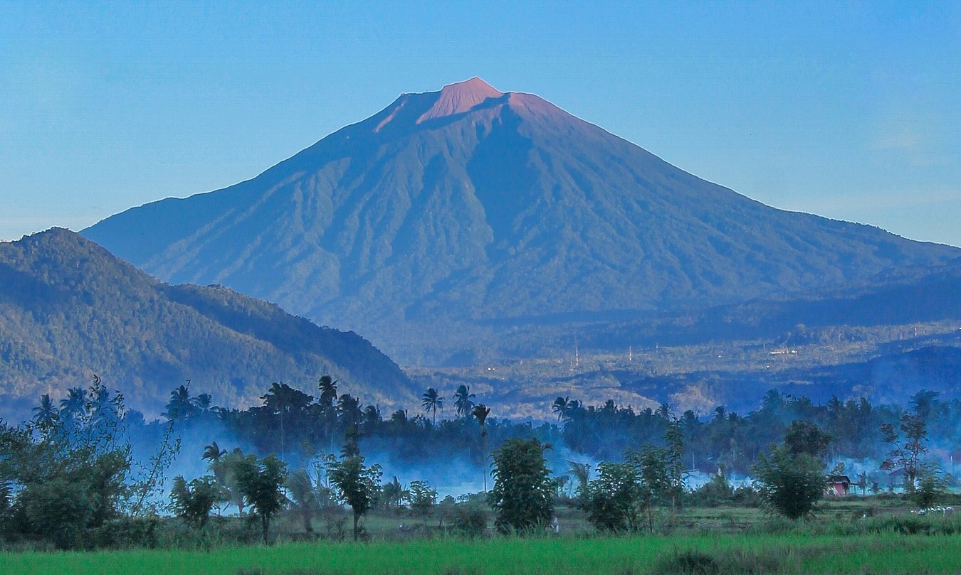 Lima Gunung Yang Dikenal Angker Di Indonesia