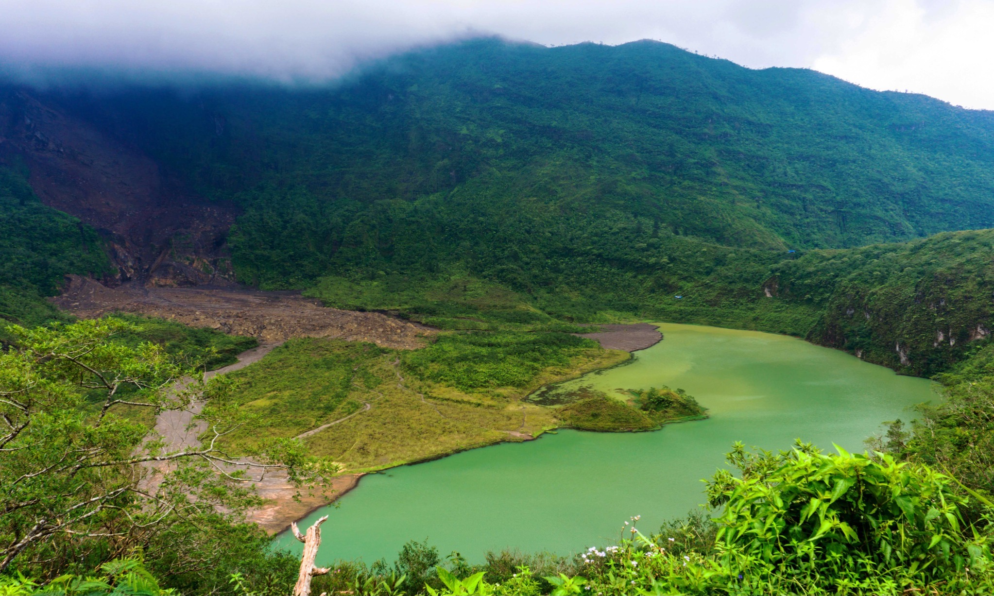 Menikmati Asrinya Danau Hijau Di Puncak Galunggung