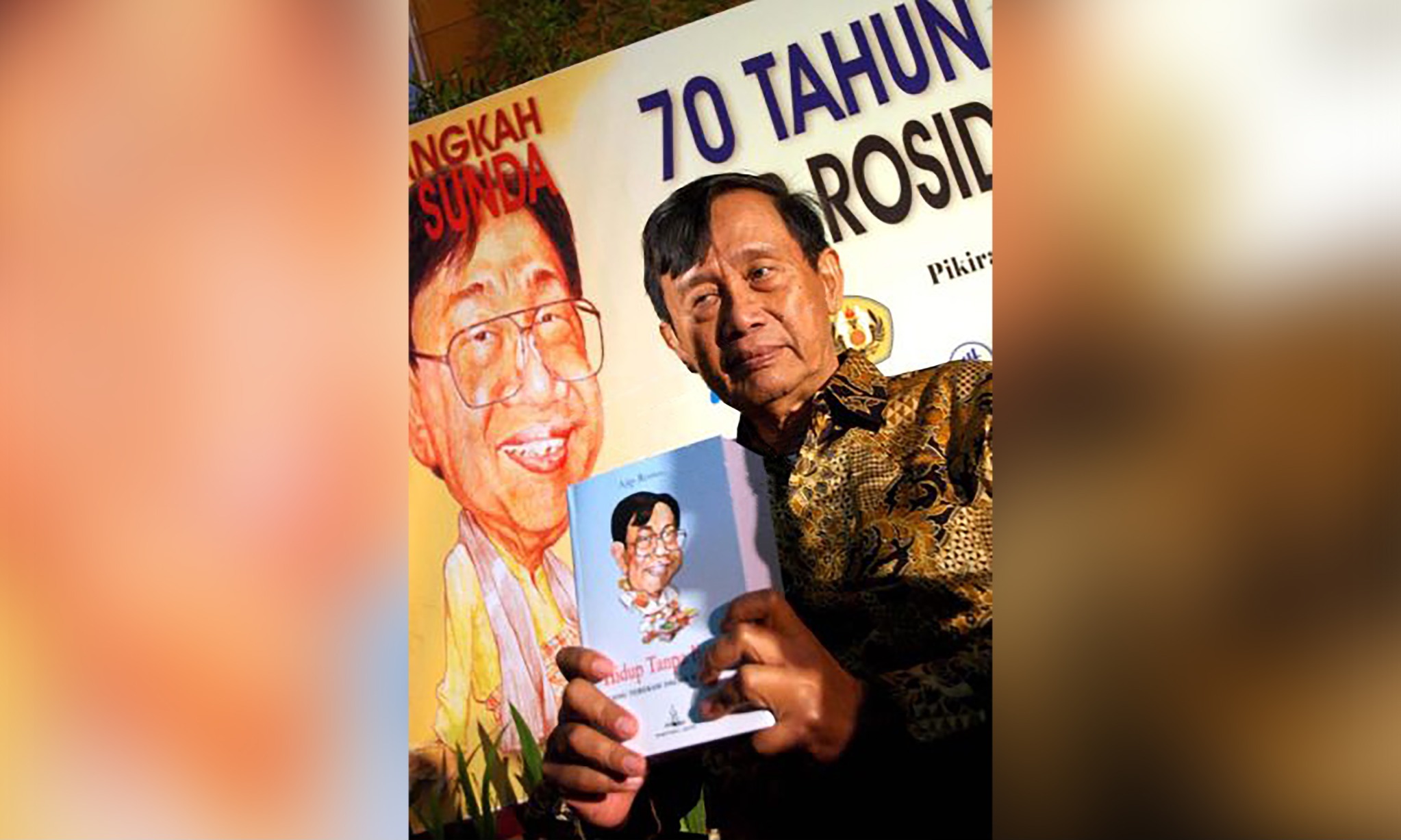 Ajip Rosidi Hingga Mundardjito Dianugerahi Tanda Kehormatan