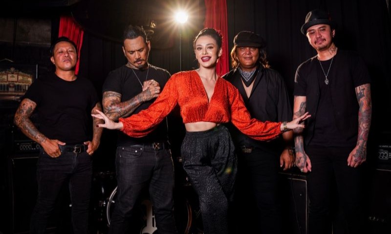 "Kemarau Rindu" Single Perdana Vlaminora, Band JRX Dan Istri