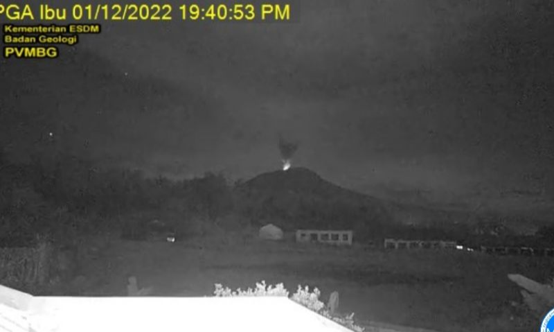 Gunung Ibu Erupsi, Lontarkan Abu Setinggi 800 Meter