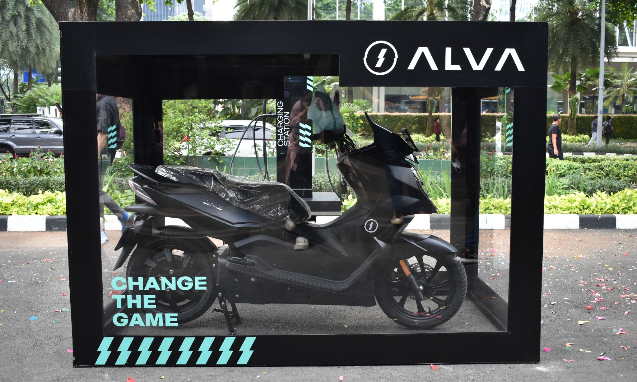 ALVA Serah Terima 10 Motor Listrik Alva One Pertamanya