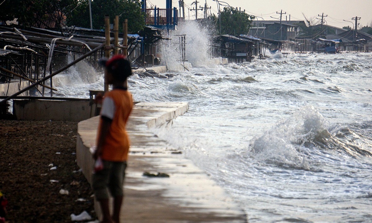 Waspadai Gelombang Empat Meter Di Pesisir