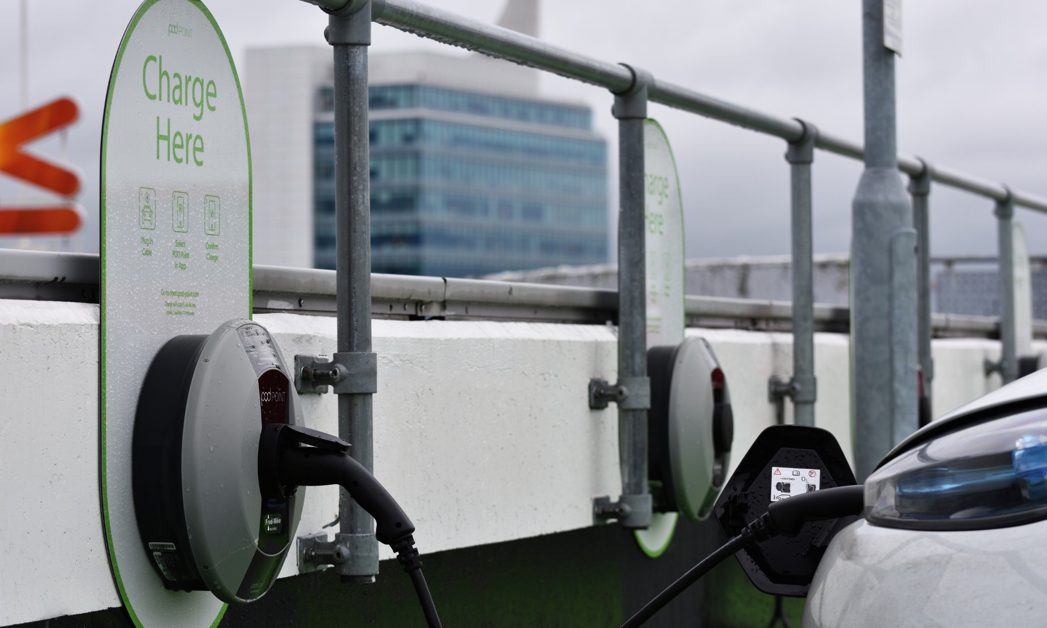 Mendorong Pengisian Daya Mobil Listrik Dengan Panel Surya