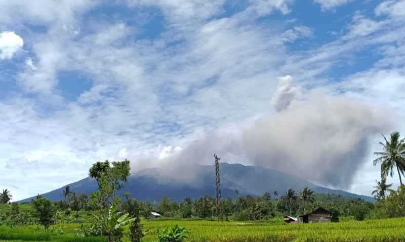 Gunung Marapi Erupsi, Lontarkan Abu Setinggi 400 Meter