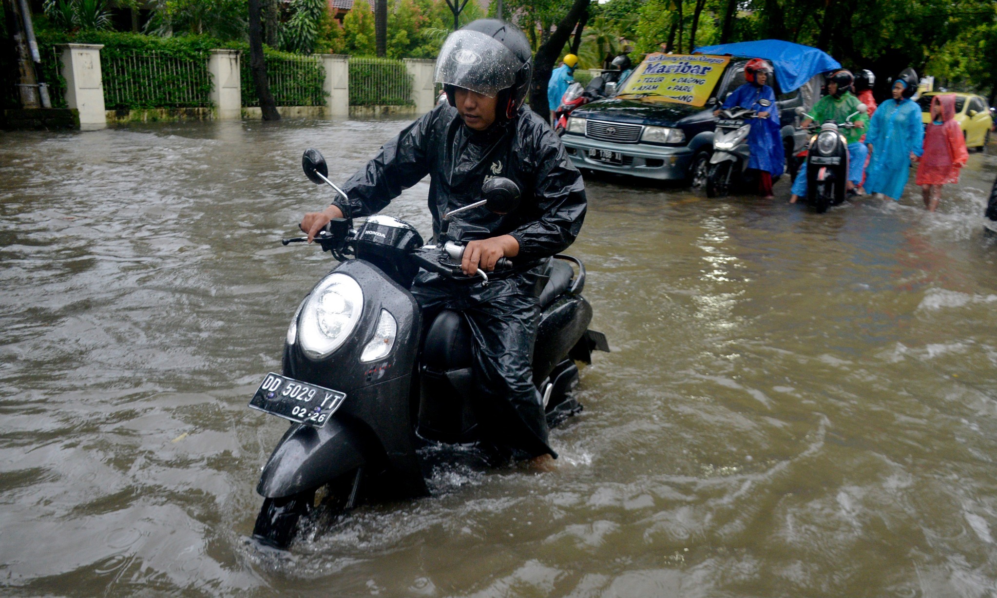 1.869 Warga Mengungsi Akibat Banjir Makassar