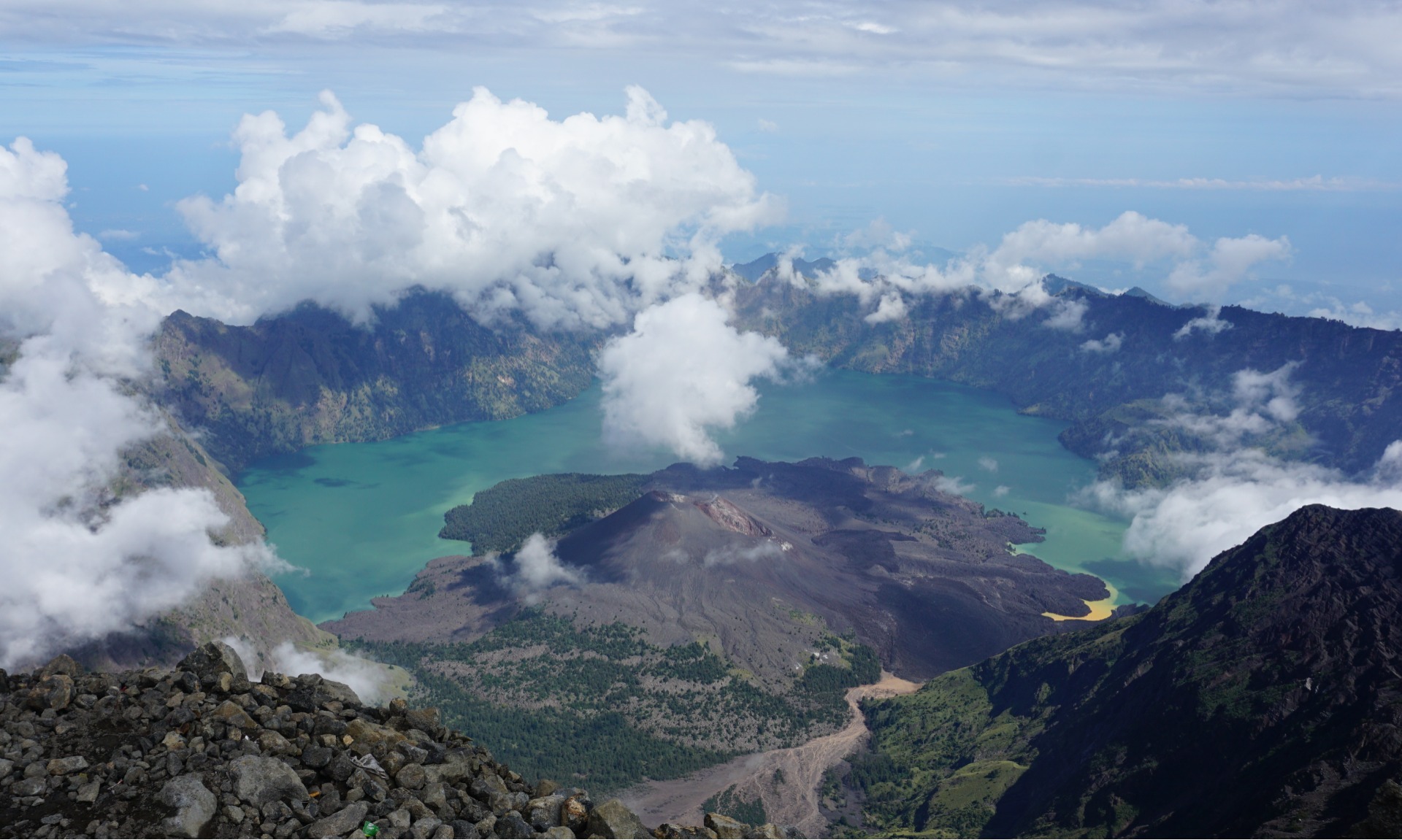 Menyibak Keelokan Danau Segara Anak Di Gunung Rinjani