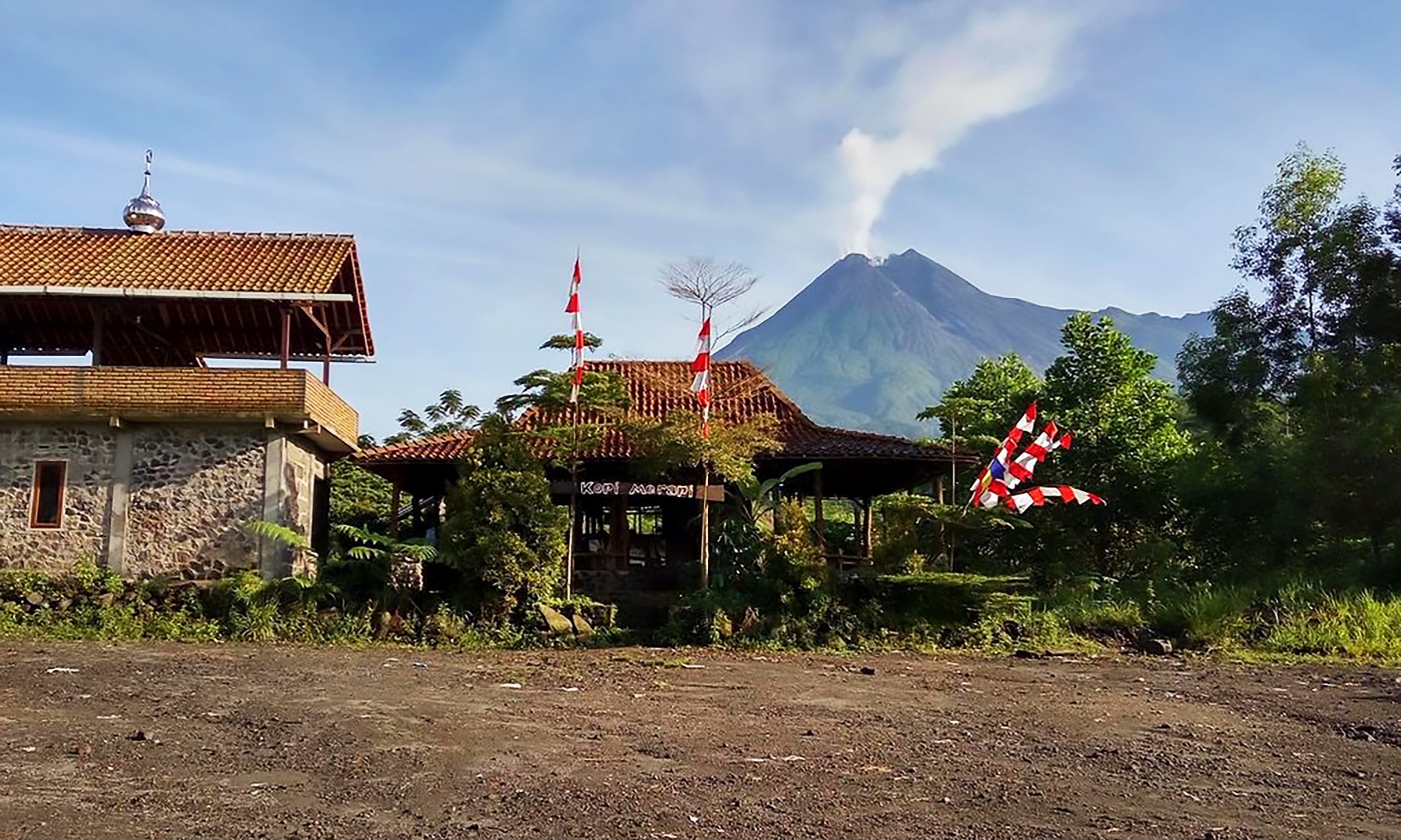 Bersantai Menyesap 'Si Hitam' Di Warung Kopi Merapi