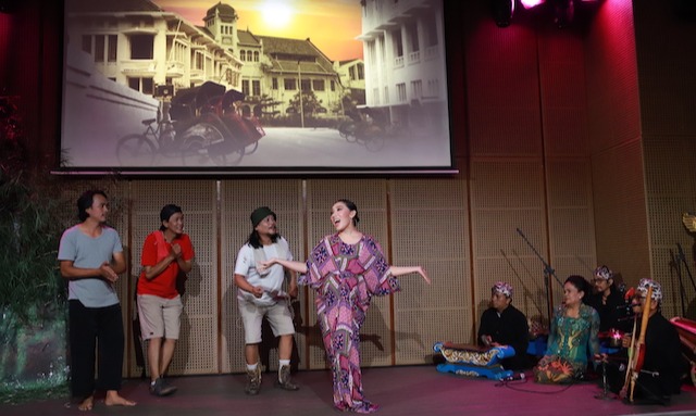 Kelompok Sandiwara Miss Tjitjih Kenalkan Budaya Sunda Di Pertunjukan