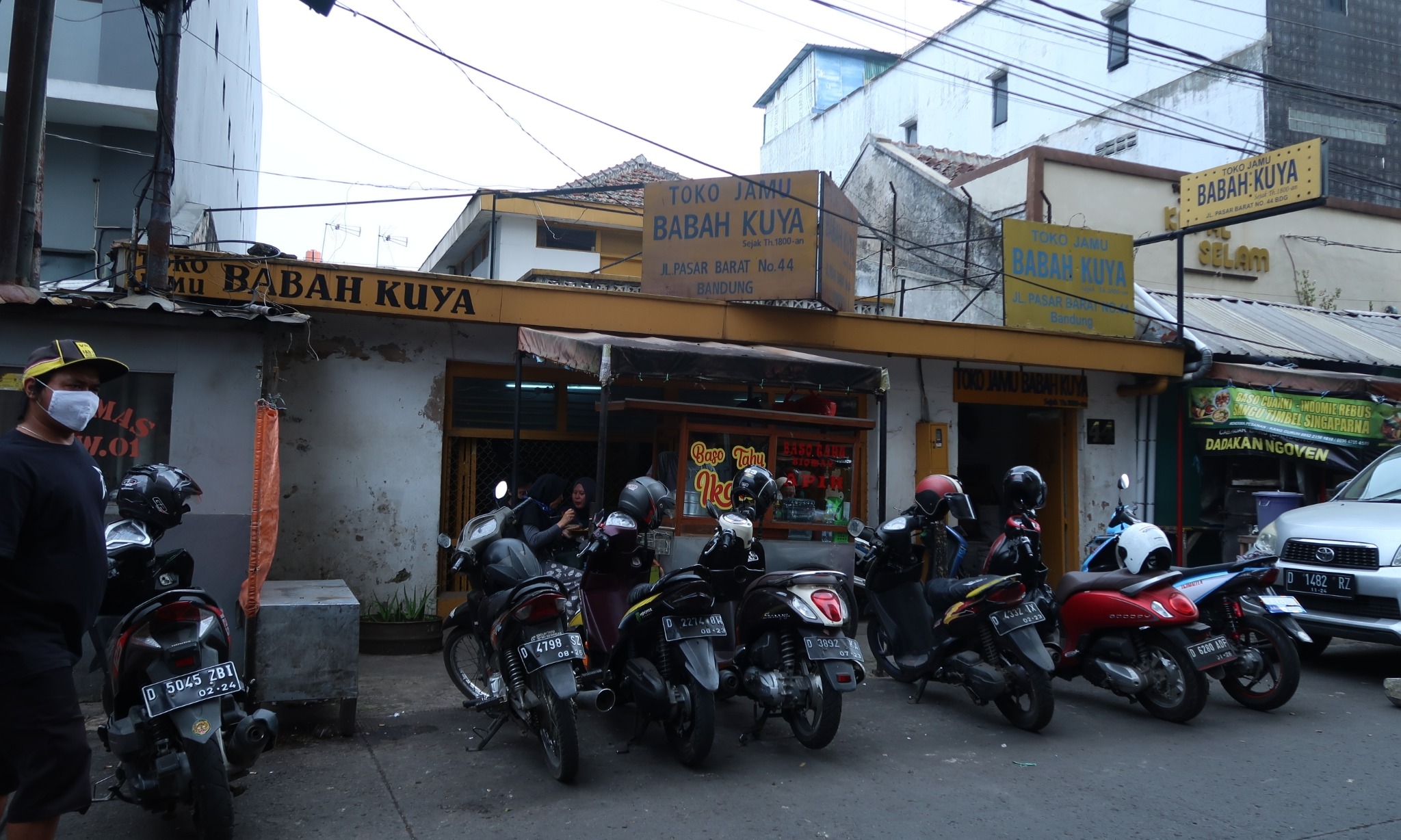 Mencari Khasiat Kesehatan Di Toko Jamu Babah Kuya