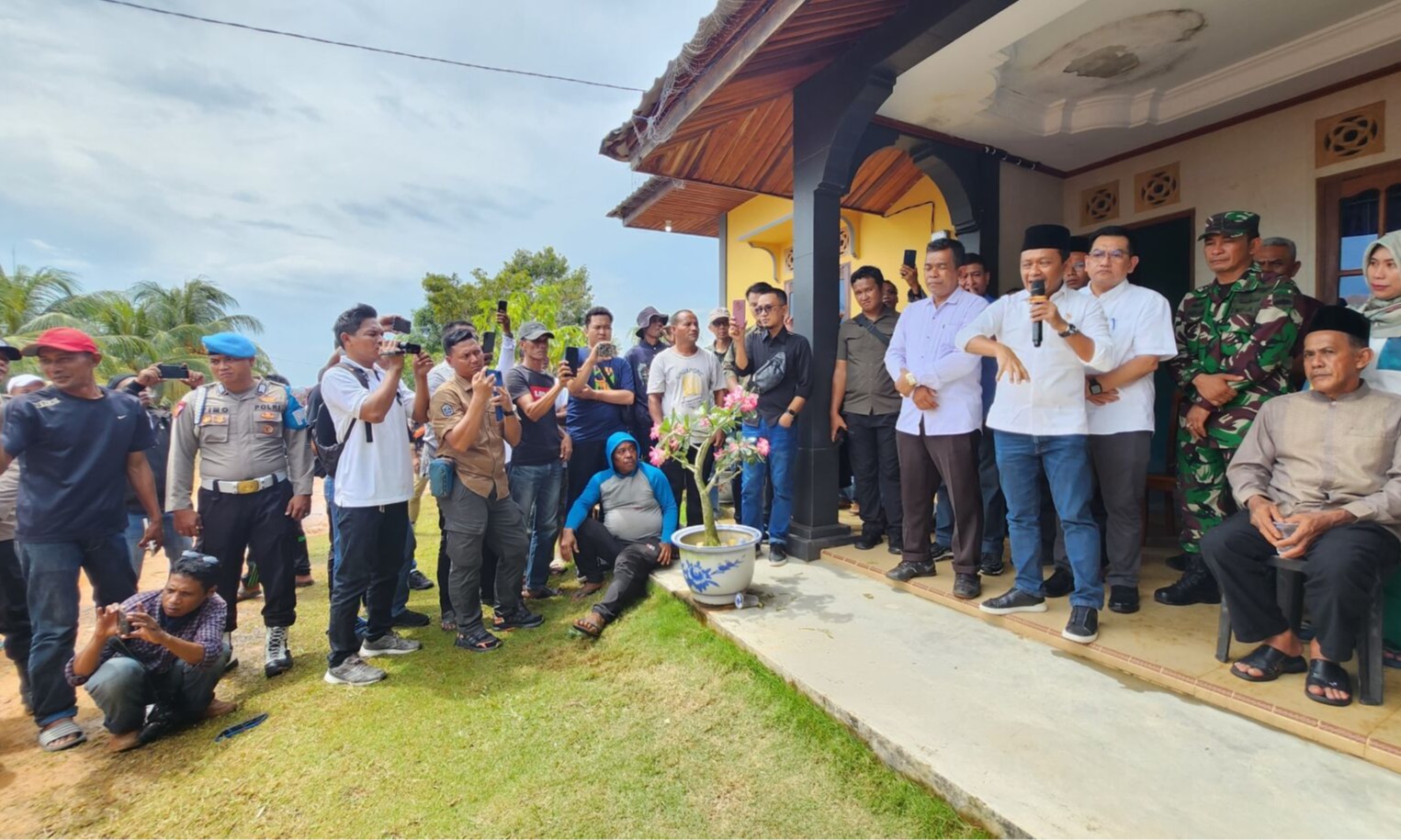 Bahlil Diskusi dengan Warga Adat Rempang, Begini Hasilnya Bahlil Diskusi dengan Warga Adat Rempang, Begini Hasilnya