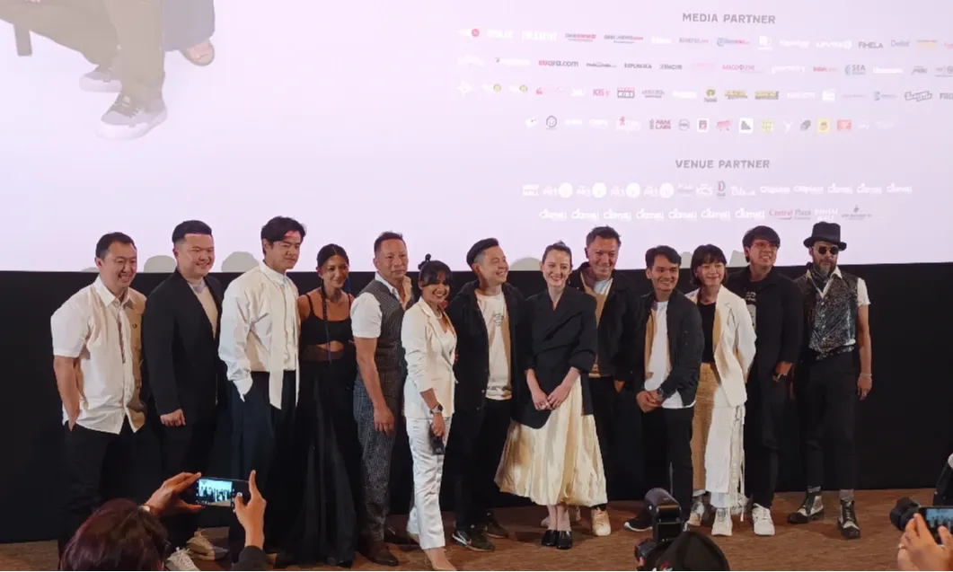 Duka Subtil Dalam Visual Monokrom "Jatuh Cinta Seperti di Film-Film"