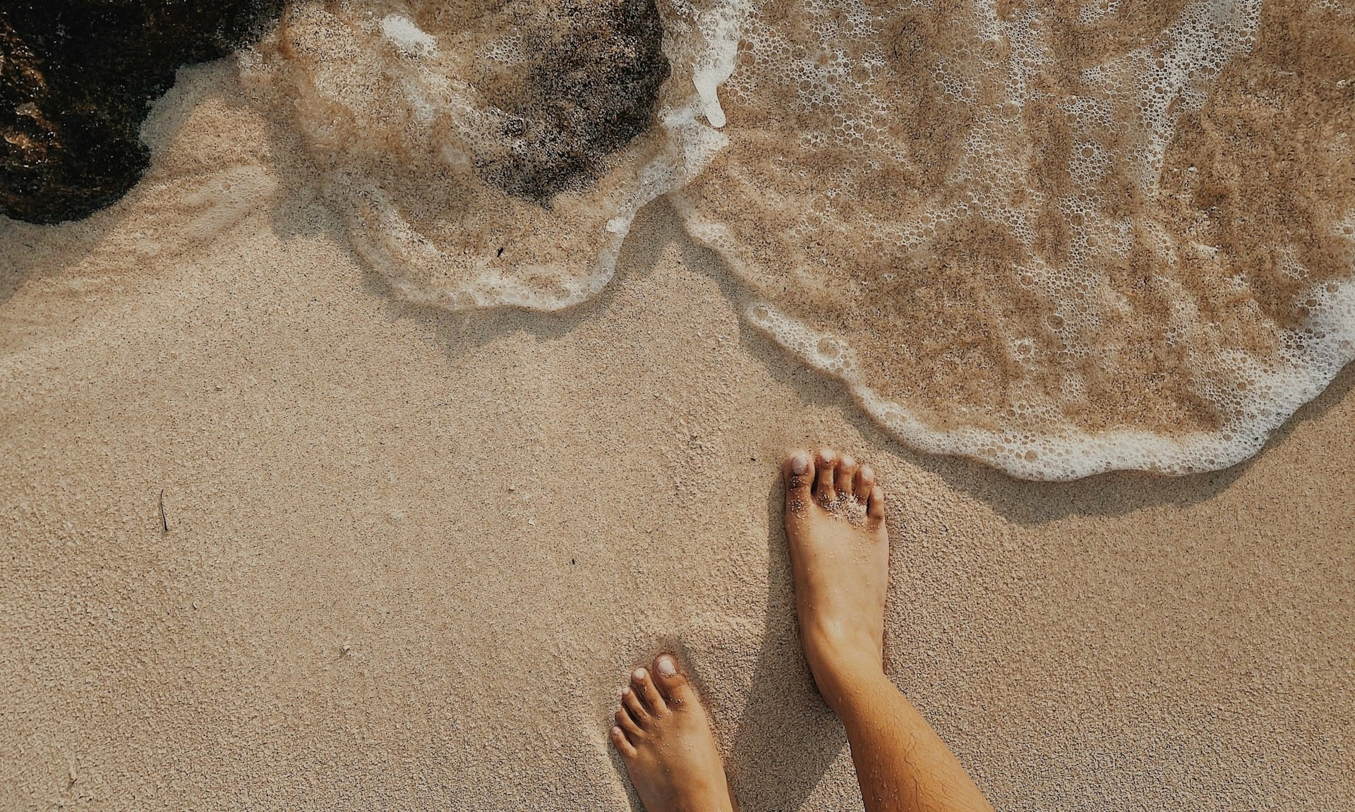 Tradisi Tidur Di Atas Pasir Yang Serupa Dengan Grounding