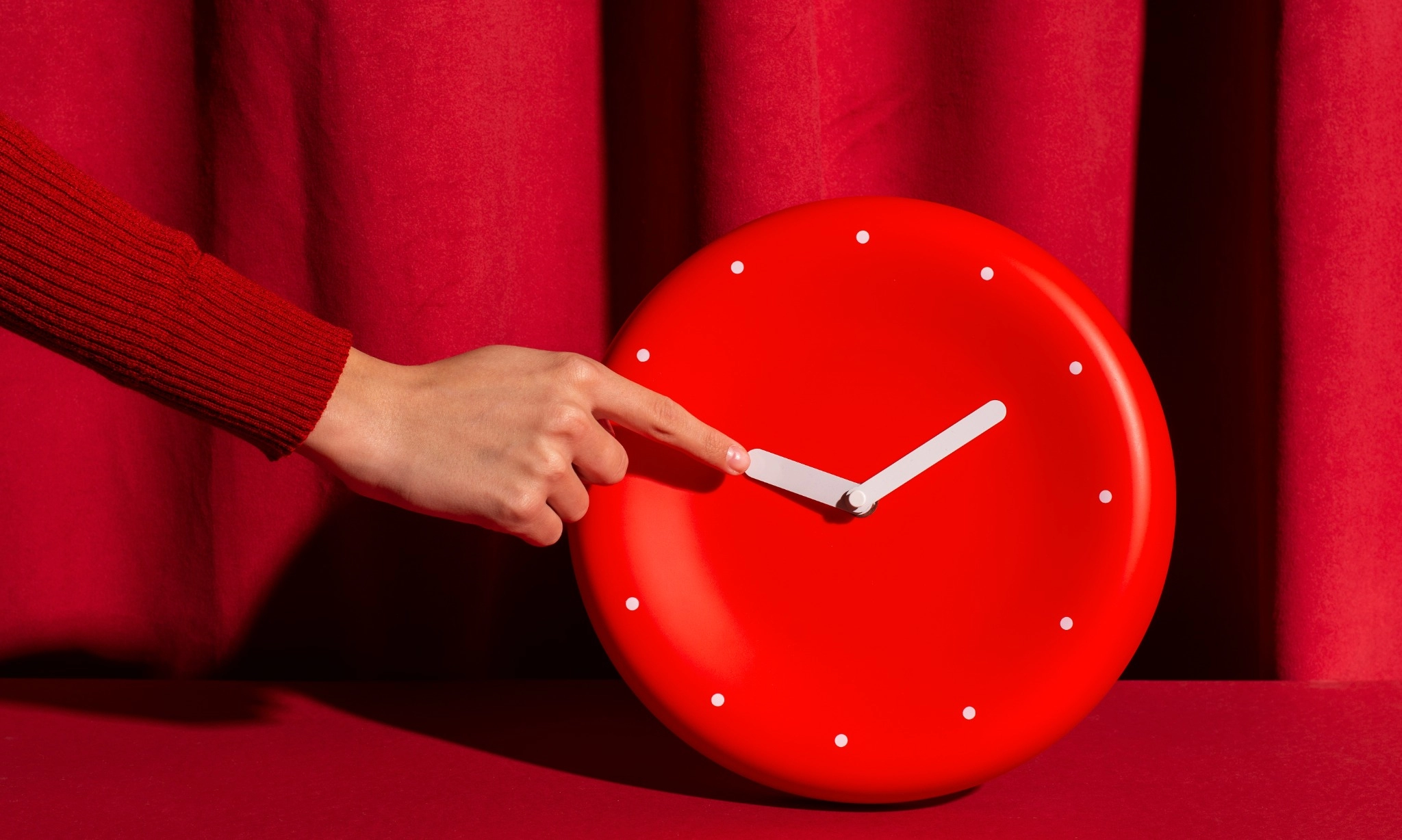 Social Clock, Saat Terjebak Dari Tuntutan Orang Lain