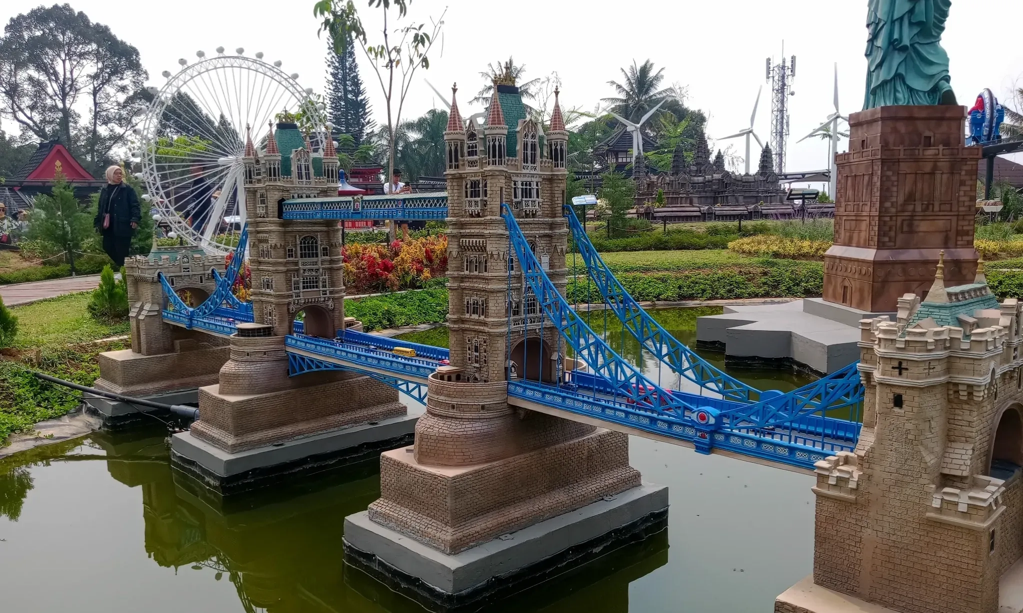 Menjelajah Monumen Populer Dunia Lewat Objek Wisata Minimania