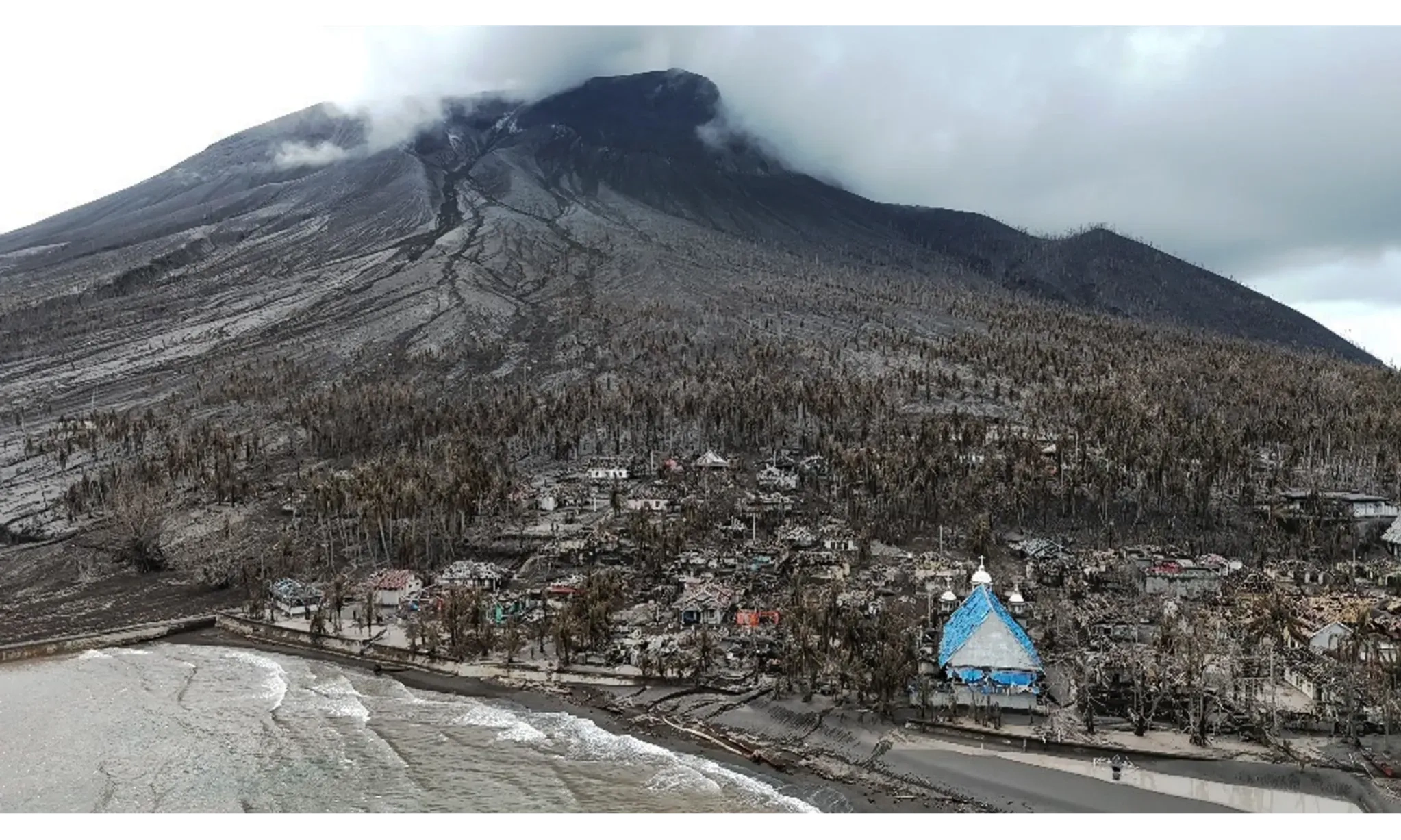 Korban Erupsi Gunung Ruang Yang Sakit Dievakuasi Dengan Helikopter