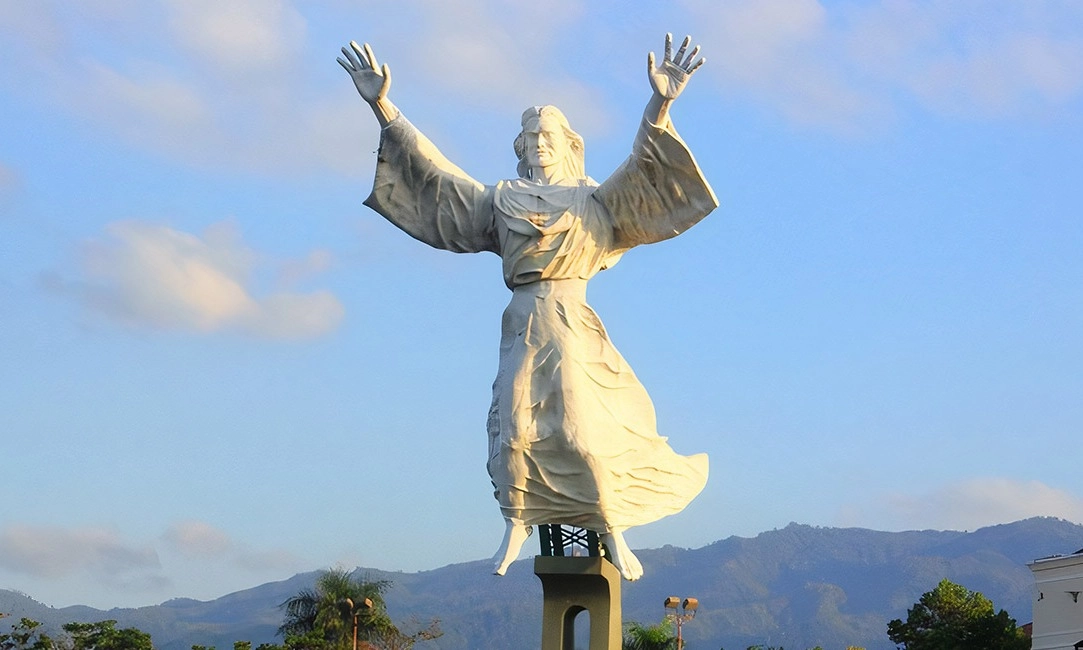 Mengenal Keunikan Patung Yesus Memberkati Di Manado