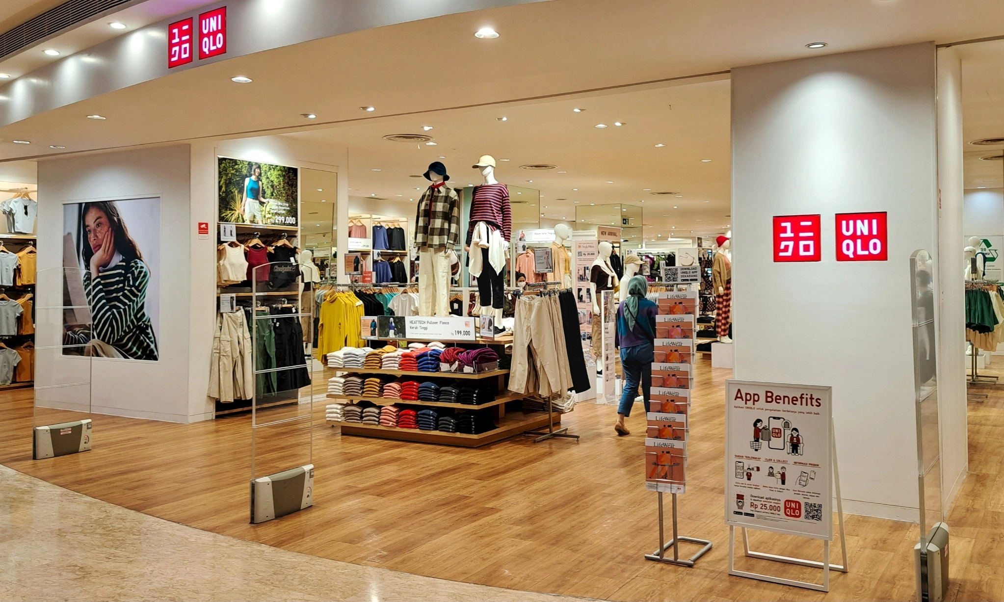 PLN Pasok Listrik Hijau 8.978 MWh Untuk Kantor dan Tenant UNIQLO