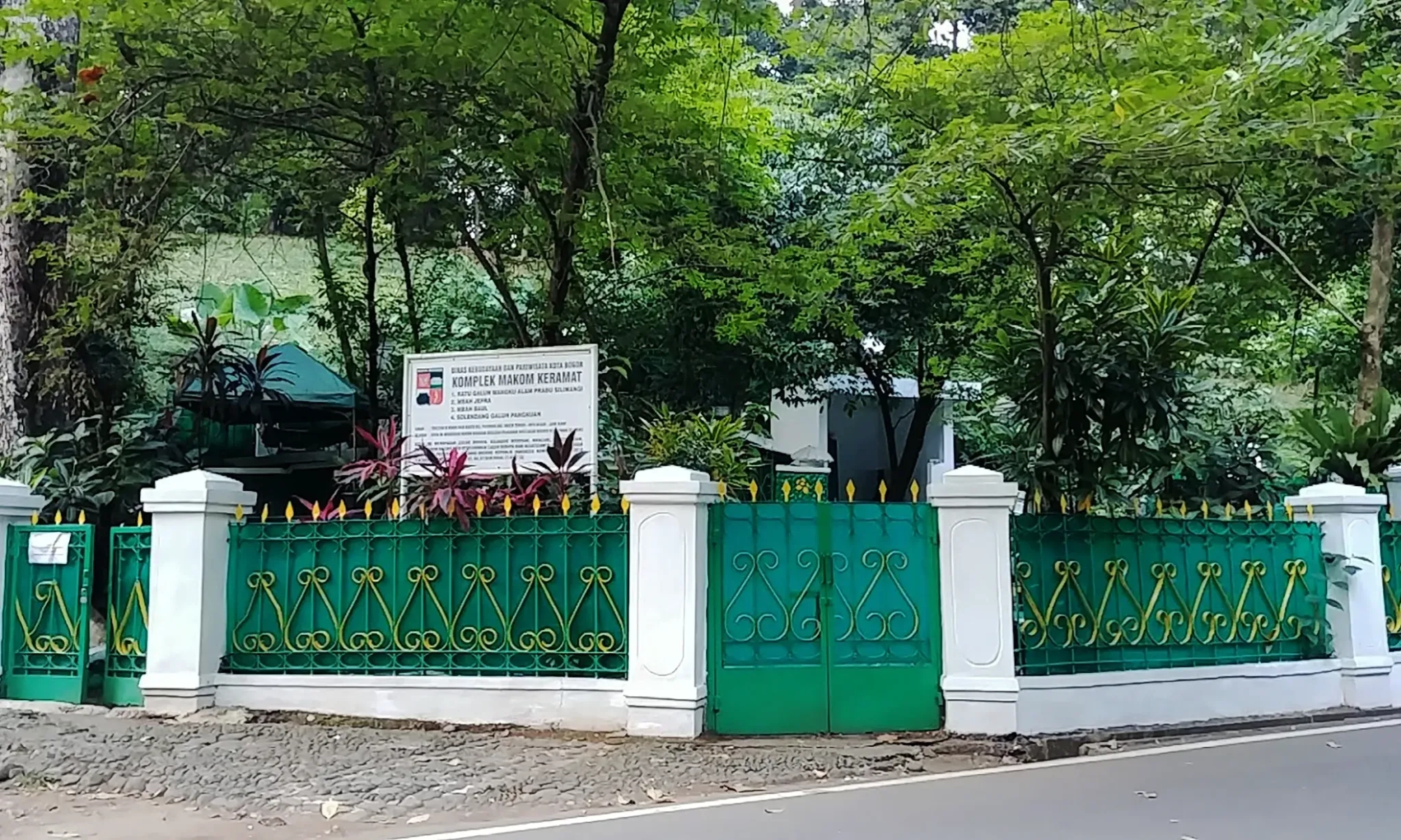Jejak Makam Keramat Leluhur Kerajaan Pajajaran Di Kebun Raya Bogor
