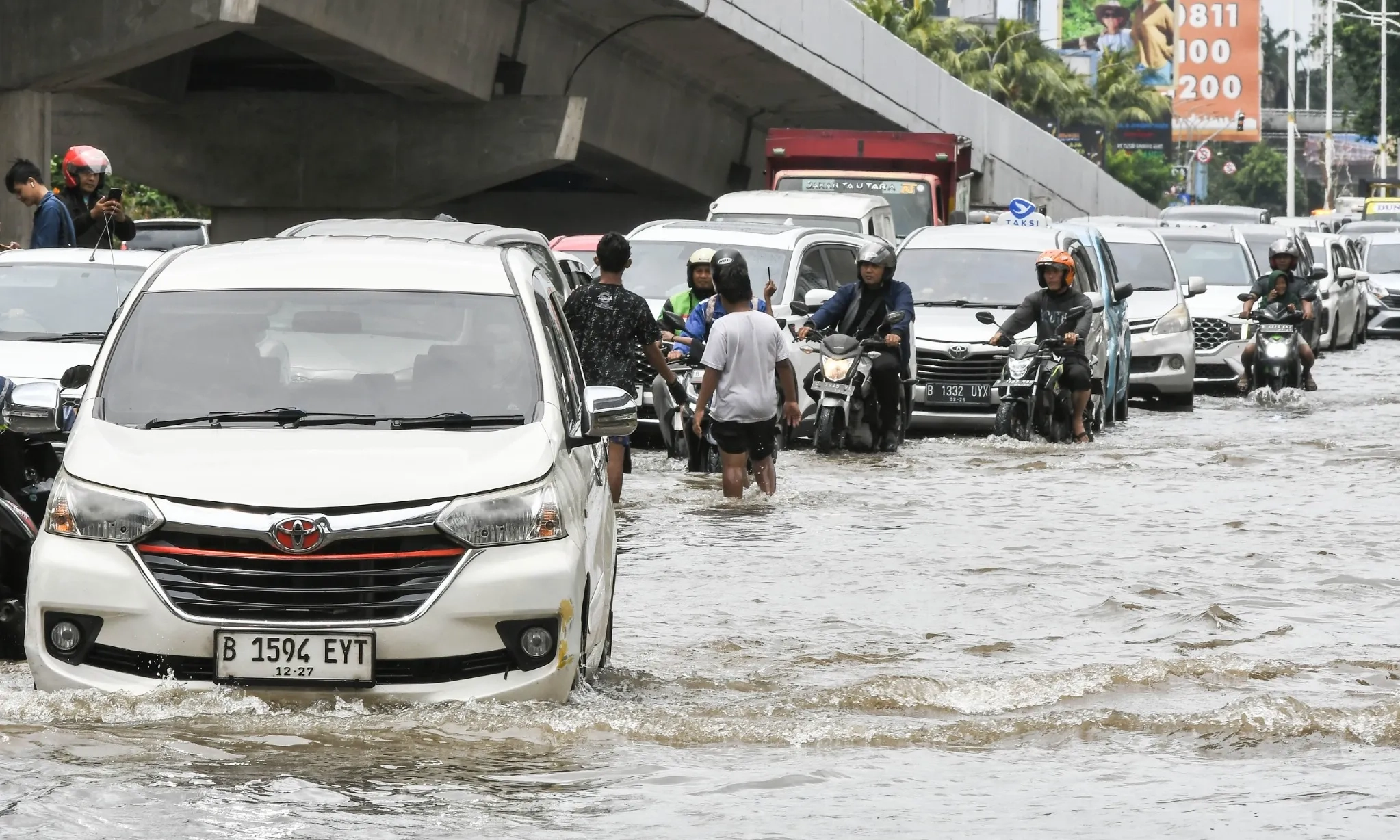 Cara Penanganan Mobil Terendam Banjir