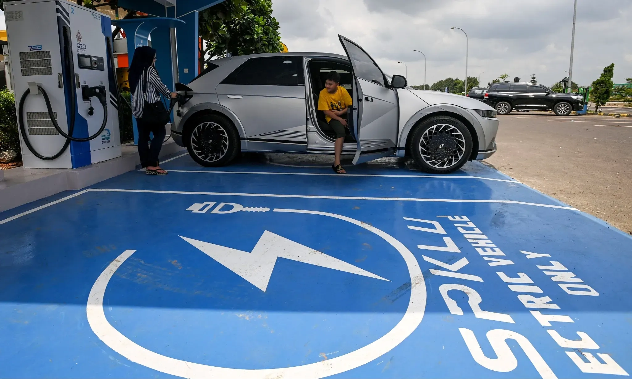 YLKI: Minat Beralih Ke Mobil Listrik Tumbuh, Perlu Pemerataan SPLKU