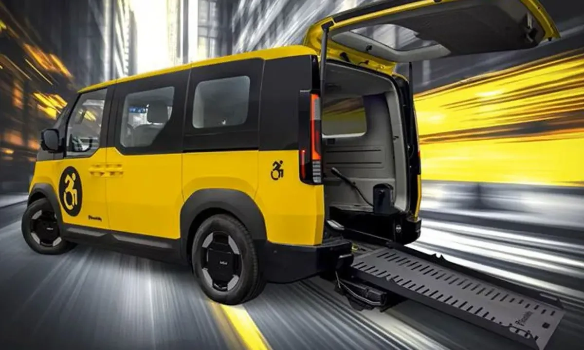 KIA Pamerkan Mobil Van Listrik Ramah Kursi Roda