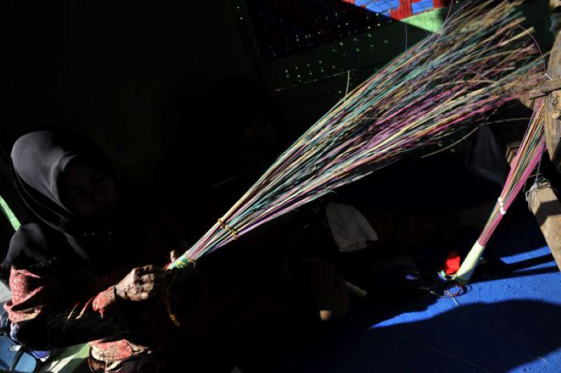 Bertahan Di Pandemi Dengan Sapu Lidi